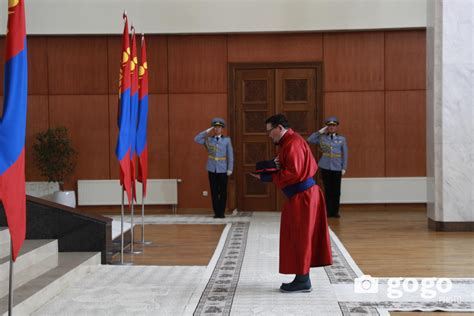 ФОТО Ерөнхийлөгч УИХ ын дарга Ерөнхий сайд нар ахмад настнуудыг хүндэтгэн золголоо