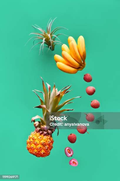 열대 과일의 구색 녹색 배경에 부양 파인애플 가이와 바나나 노란색 오렌지와 빨간색으로 이국적인 과일을 비행 0명에 대한 스톡 사진 및 기타 이미지 Istock