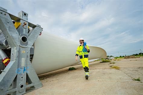 화창한 날씨에 재생 에너지 현장에서 일하는 풍력 터빈 기술자 건설 산업에 대한 스톡 사진 및 기타 이미지 건설 산업 계획 공학 Istock