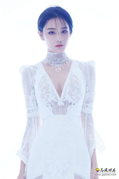 张馨予身穿白色紧身裙：展现曲线美！衬出迷人事业线！显得很有女人味 新闻资讯 高贝娱乐