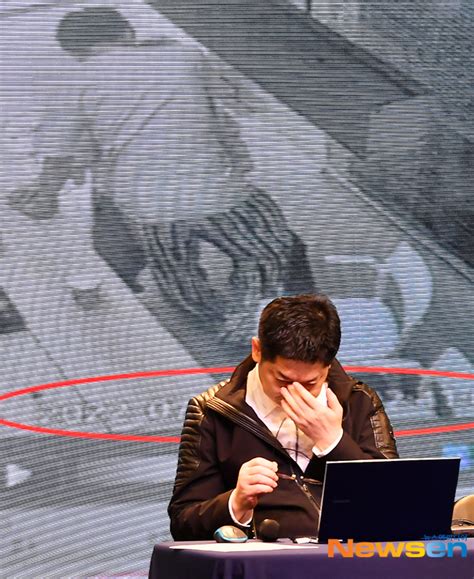 고개를 들지 못하고 침통해하는 황성우 대표 [포토엔hd] 손에 잡히는 뉴스 눈에 보이는 뉴스 뉴스엔