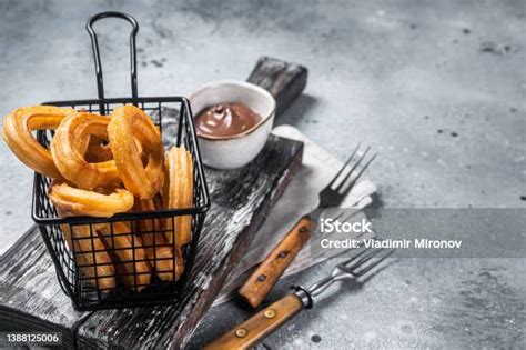 설탕과 초콜릿을 곁들인 스페인 전통 디저트 츄로스 회색 배경 맨 위 보기입니다 복사 공간 추로스에 대한 스톡 사진 및 기타