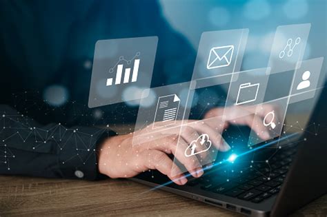 문서 관리 개념 가상 화면에서 랩톱 컴퓨터 및 관리 아이콘으로 작업하는 사업가가 안전한 데이터 저장 계획을 세웁니다 데이터에 대한 스톡 사진 및 기타 이미지 Istock