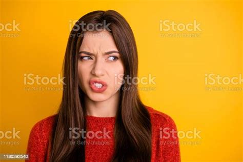 미친 성가신 사람의 초상화 봐 추한 개체 찡그린 얼굴 싫어 감정 표현 개념 착용 빨간 풀오버 스웨터 노란색 색상 배경 위에 고립 역겨움에 대한 스톡 사진 및 기타 이미지