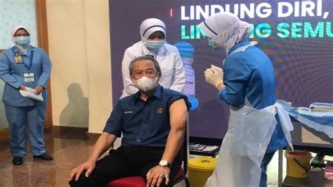 នាយករដ្ឋមន្ត្រីម៉ាឡេស៊ីទទួលបានការចាក់វ៉ាក់សាំងកូវីដ ១៩ ក្រសួងព័ត៌មាន