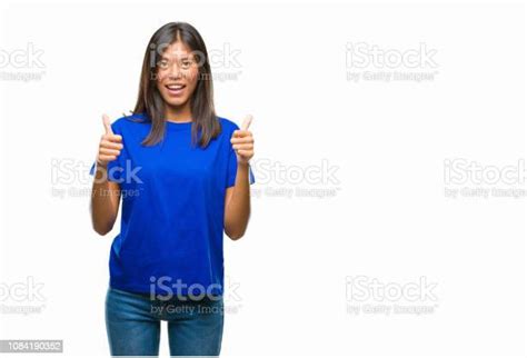 손으로 긍정적인 제스처를 하 고 격리 된 배경 성공 로그인을 통해 젊은 아시아 여자 엄지 웃 고 행복 쾌활 한 식 우승자 제스처와 카메라를 보면 긍정적인 감정 표현에 대한