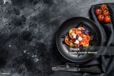 이탈리아 전통 카프리세 샐러드 체리 토마토 모짜렐라 치즈 바질 페스토 소스 검은 색 배경 맨 위 보기입니다 복사 공간 0명에 대한 스톡 사진 및 기타 이미지 Istock