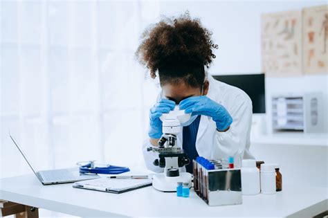 현대 의학 연구소 생화학 샘플을 분석하는 마이크로 피펫을 사용하는 아프리카 여성 과학자 의학을 위한 첨단 과학 화학 실험실 20