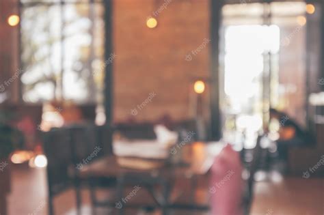 고객이 흐릿한 추상 빈티지 스타일 보케 배경을 갖춘 레스토랑 카페 또는 커피숍 인테리어 프리미엄 사진
