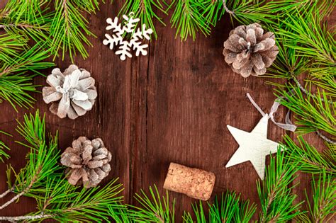 전나무 나무 가지 콘 눈 크리스마스 장식 그리고 복사 공간 어두운 소박한 텍스처에 샴페인 코르크와 크리스마스 배경 0명에 대한