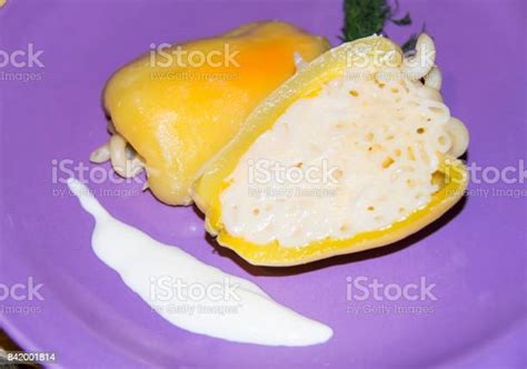 바이올렛 접시에 치즈와 사 우 어 크림 딜으로 파스타와 박제 고추를 슬라이스 0명에 대한 스톡 사진 및 기타 이미지 0명 가을 계절 Istock