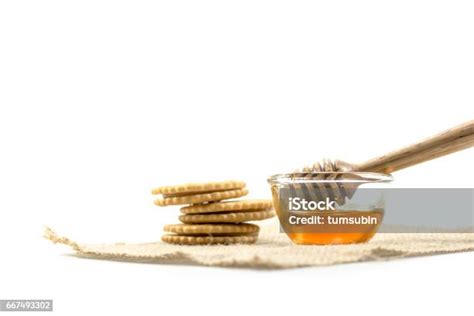 꿀 디퍼와 크래커와 함께 투명 한 그릇에 향기로운 꿀 흰색 배경에 고립 건강관리와 의술에 대한 스톡 사진 및 기타 이미지 건강관리와 의술 과일 금 금속 Istock