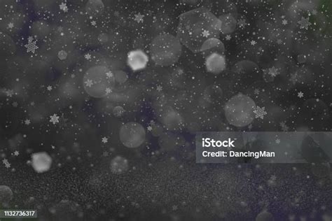 예쁜 밝은 반짝이 조명 흐리게 Bokeh 추상적 인 배경과 떨어지는 눈 조각 비행 귀하의 콘텐츠를 위한 빈 공간을 가진 축제 이랑 질감 계절에 대한 스톡 사진 및 기타