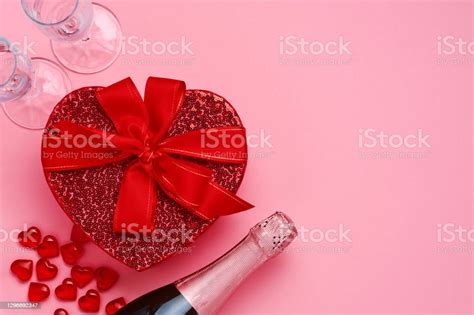 분홍색 배경에 빨간 리본이 달린 하트 형태의 샴페인 안경 및 선물 상자 발렌타인 데이 컨셉 엽서 맨 위 보기입니다 2월에 대한 스톡 사진 및 기타 이미지 Istock