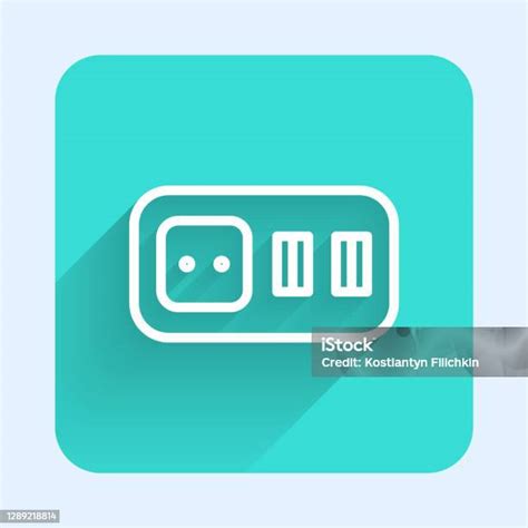 긴 그림자로 격리 된 흰색 라인 전기 콘센트 아이콘 전원 소켓 로제트 기호 녹색 정사각형 버튼입니다 벡터 개념에 대한 스톡 벡터