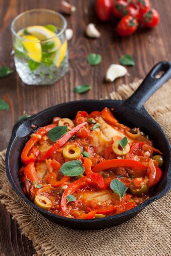 야채와 함께 구운된 Tilapia 물고기와 팬 올리브에 대한 스톡 사진 및 기타 이미지 올리브 주머니 토마토 채소 Istock