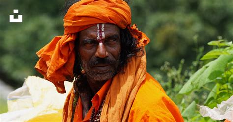 검은 색과 갈색 구슬 목걸이를 가진 주황색 가운을 입은 남자 사진 Unsplash의 무료 인도 남자 이미지