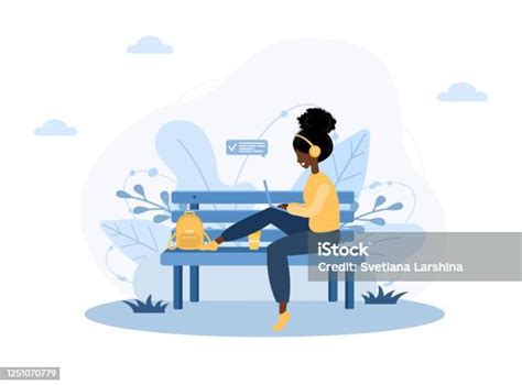 여성 프리랜서 공원에서 벤치에 앉아 노트북과 아프리카 소녀 야외 에서 일하고 공부하고 의사 소통하고 건강한 라이프 스타일을위한 개념 그림 플랫 스타일로 벡터 그림 Brand
