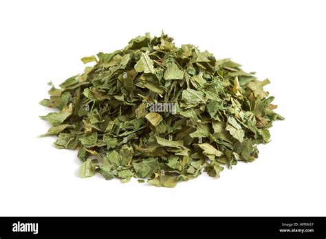 Les Feuilles De Céleri Haché Séché Et Isolé Sur Fond Blanc Photo Stock