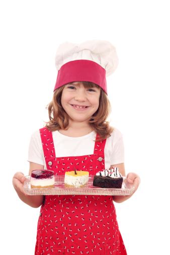 Happy Gadis Kecil Masak Memegang Piring Dengan Kue Foto Stok Unduh Gambar Sekarang Adiboga