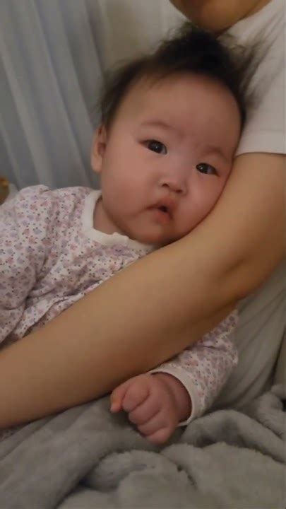 엄마 팔에 매달린 애기 유죰이 애기 아기 아기 육아 Youtube