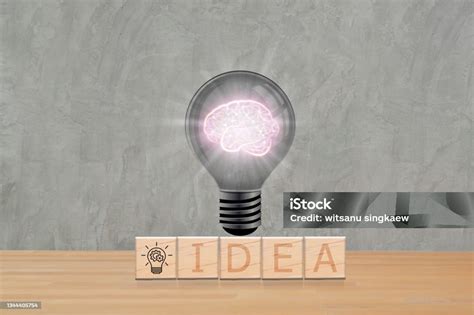 비즈니스 아이콘과 창조적 인 아이디어와 나무 블록 아이디어와 혁신 조명 전구 브레인스토밍 영감 및 솔루션 개념의 개념 0명에