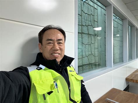 67세의 슬기로운 직장생활 지난번에 왕따이다 라고 글을 올렸잖아 그와 연관된 에피소드 인계인수후 퇴근을 기다리는 시간에 다른 교대조의 팀장이 농담을 주고 받는