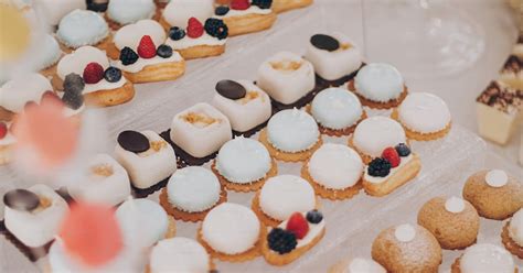 레스토랑의 결혼식 피로연에서 과일 마카롱 케이크 및 쿠키를 곁들인 맛있는 크림 디저트 고급 케이터링 서비스 웨딩 캔디 바 사진 Unsplash의 축하 이미지