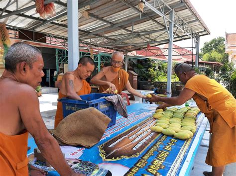 หลวงพ่อวัดบางหญ้าแพรก พร้อมใจวางตาลปัตร มานั่งขายมะม่วงน้ำดอกไม้