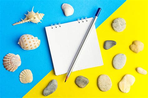 조개와 메모장에 파란색과 노란색으로 조약돌 기하학적 종이 배경 여름 휴가 계획의 개념입니다 완벽 한 여름 Flatlay 이미지 만들기 개념에 대한 스톡 사진 및 기타 이미지