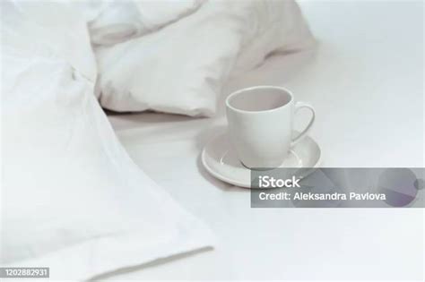 침대에서 아침 식사 흰색 깨끗한 컵과 구겨진 깨끗한 공장 파스텔 린넨에 접시 호텔 방에서와 같이 0명에 대한 스톡 사진 및 기타 이미지 Istock