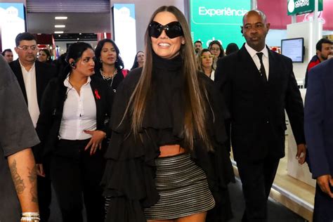 Deborah Secco Ousa Em Look E Chama Aten O Em Evento Ofuxico