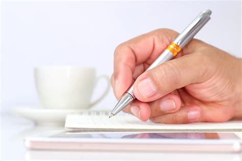 사업가 펜을 들고 하 고 비즈니스 데이터를 검색 하기 위한 휴대 전화의 화면을 터치 개념에 대한 스톡 사진 및 기타 이미지 개념 개념과 주제 검색 Istock