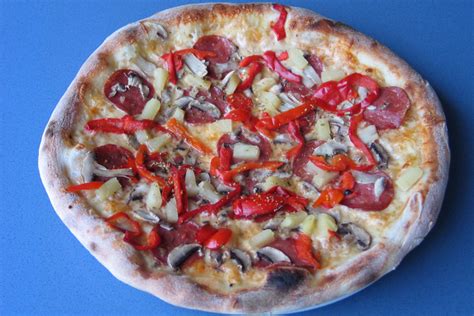 Пица с ананас