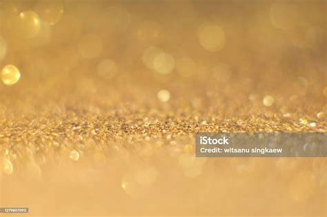 메리 크리스마스 반짝이와 추상적 인 황금 배경 조명이 디포커스된 반짝이는 빈티지 조명 배경 0명에 대한 스톡 사진 및 기타