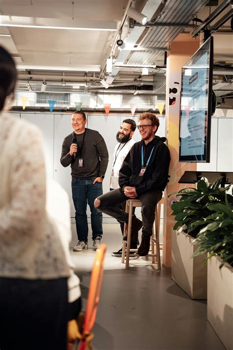 실내 교육 교육 행사 군중 다양성 대중 연설 동기 부여 동기 부여 적 연설가 듣는 마스크 말하고 있는 비공식 회의 사교 행사 사람 사회적 상호