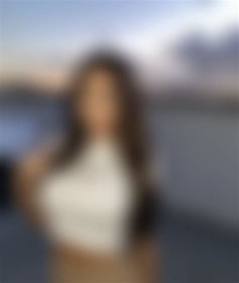 Smile 2busty2hide