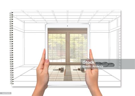 빈 요가를 보여주는 태블릿을 들고 있는 손 배경에 청사진 스케치가 있는 노트북 증강 현실 개념 가구 및 인테리어 디자인 제품을