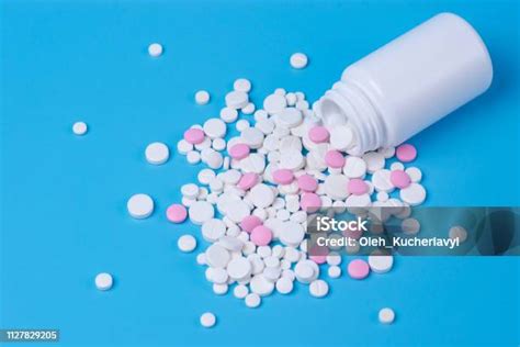 흰색과 핑크색 알 약 정제 및 파란색 배경에 흰색 병 텍스트를 위한 공간 복사 0명에 대한 스톡 사진 및 기타 이미지 0명