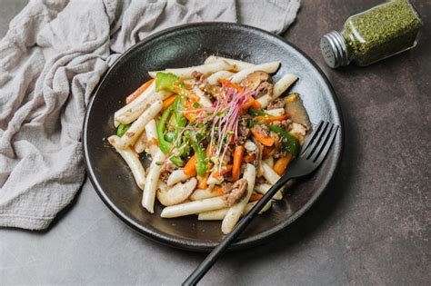 Premium Photo 검은색 접시에 담긴 한국 음식 궁중 떡볶이 요리