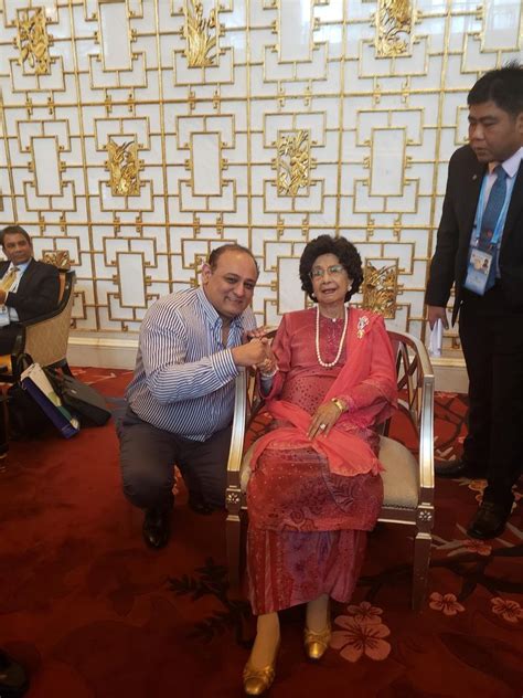 Today Had The Great Honour To Hold Hand Of Great Mrs Mahater Mohammad I Asked Her To Look After
