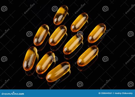 Капсулы с рыбьим жиром на черном фоне. Использование Omega3 Витамина D ...