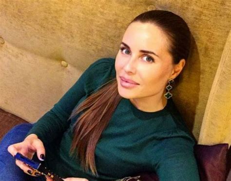 Юлия Михалкова подчеркнула фигуру платьем необычного цвета