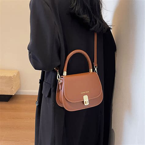 글램디브 [당일출고 여성가방] 겨울가방 데일리가방 심플가방 크로스백 여자가방 대학생가방 캠퍼스룩 오피스룩 보부상가방 캔릿 스퀘어 금장 미니 토트백 A2052