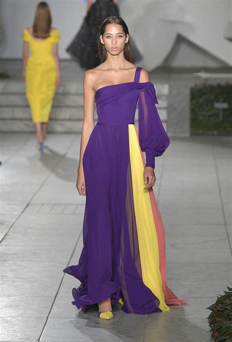 Amarillo Rosa Y Violeta Tiñen De Alegría Los Diseños Femeninos De Carolina Herrera Infobae