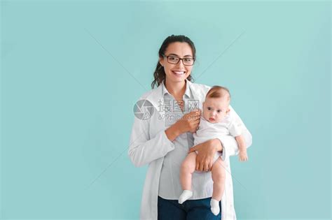 小儿科医生有可爱的小婴儿颜色背高清图片下载 正版图片504270088 摄图网