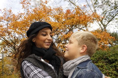 Stiefmutter Und Stiefsohn Im Herbst Stock Foto Adobe Stock