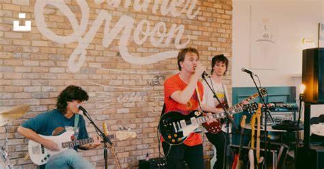 기타를 연주하는 여자 옆에 일렉트릭 기타를 연주하는 남자 사진 Unsplash의 무료 음악 이미지