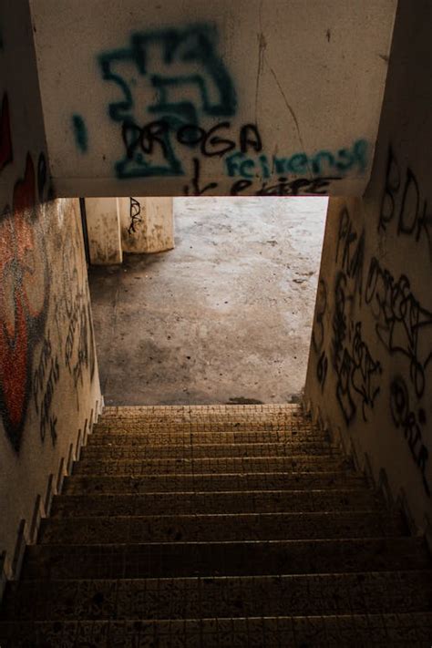 거리 예술 거친 건축 계단 계단 통 공공의 구조 그래피티 그런지 껄끄 러운 대담한 도시 도시 환경 도시의 도시의 쇠퇴 때 락카 스프레이