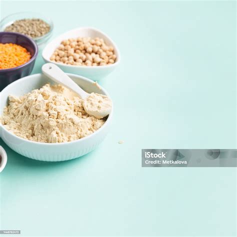 건강한 건조 완두콩 단백질 분말 및 식물 기반 단백질 식품 푸른 녹색 배경에 가루로 빻은에 대한 스톡 사진 및 기타 이미지 Istock